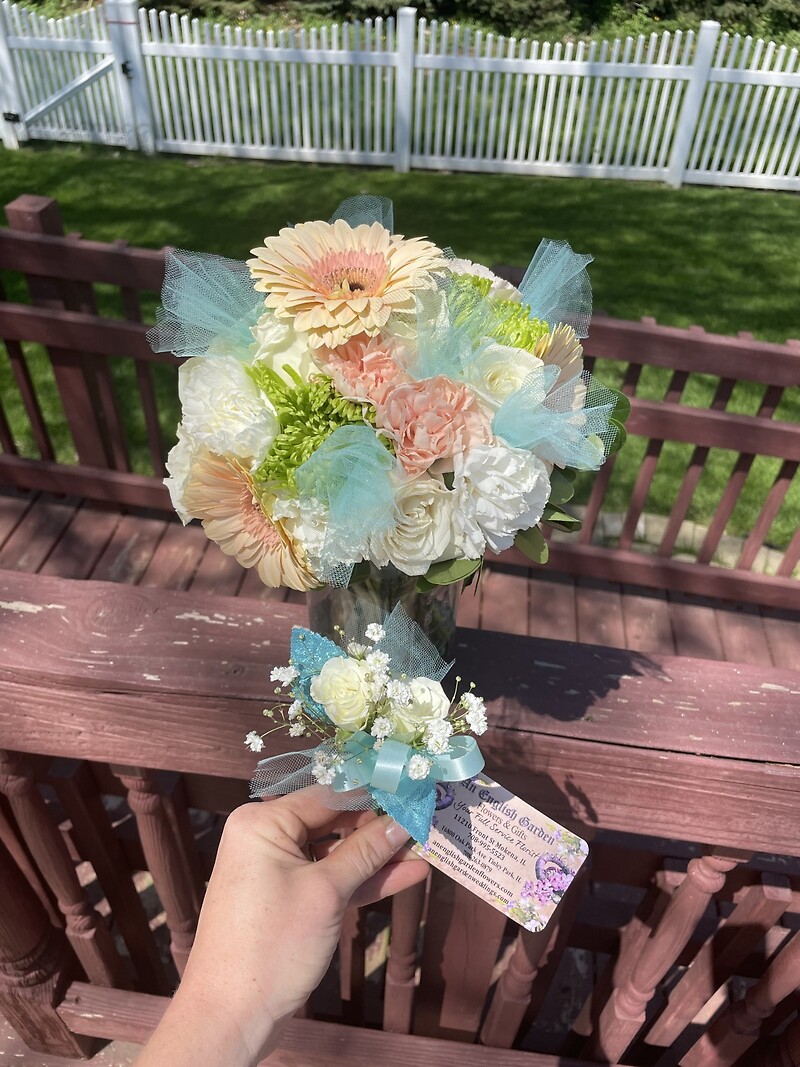 Prom Bouquet 2022 (6) arranged by a florist in Mokena, IL : An English ...